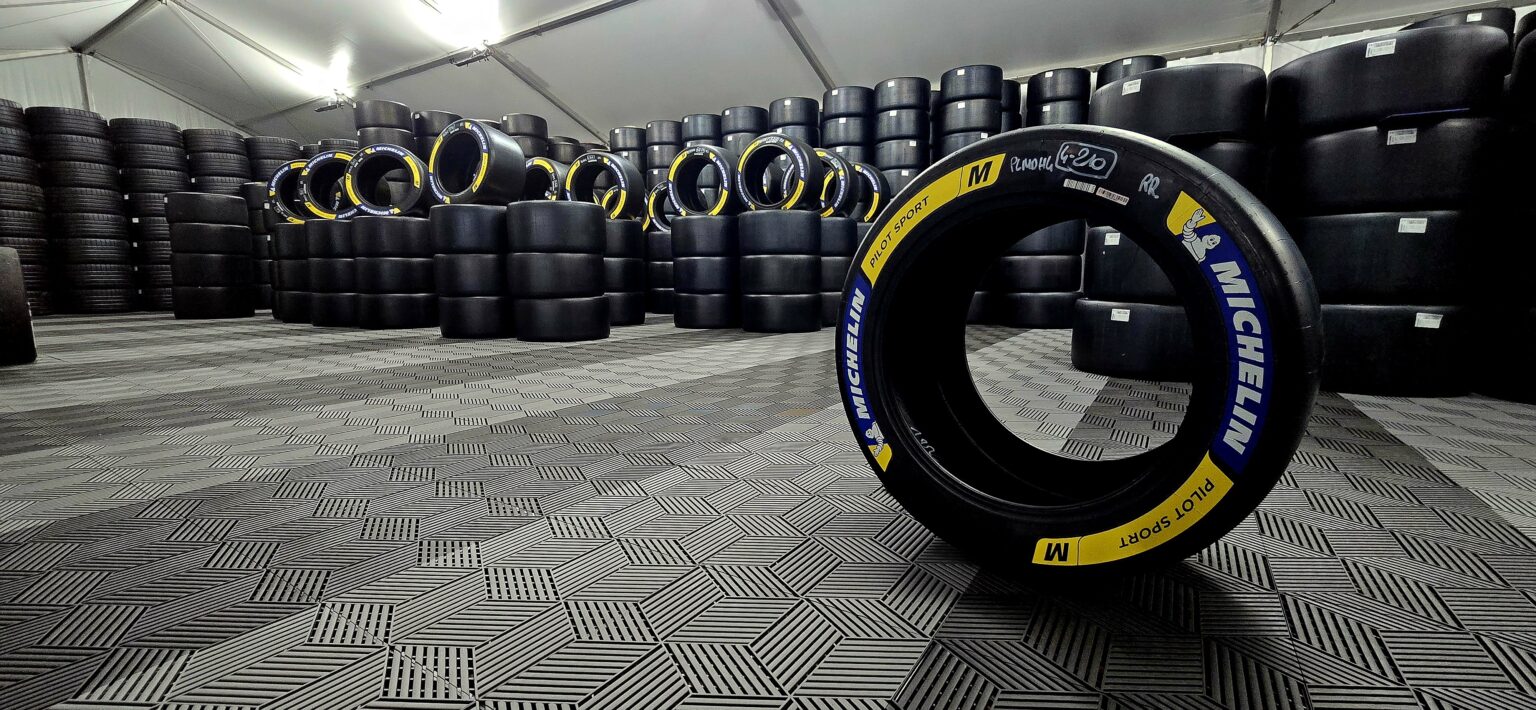 Comment poser des dalles PVC adhésives ou clipsables ? - ANC DALLE